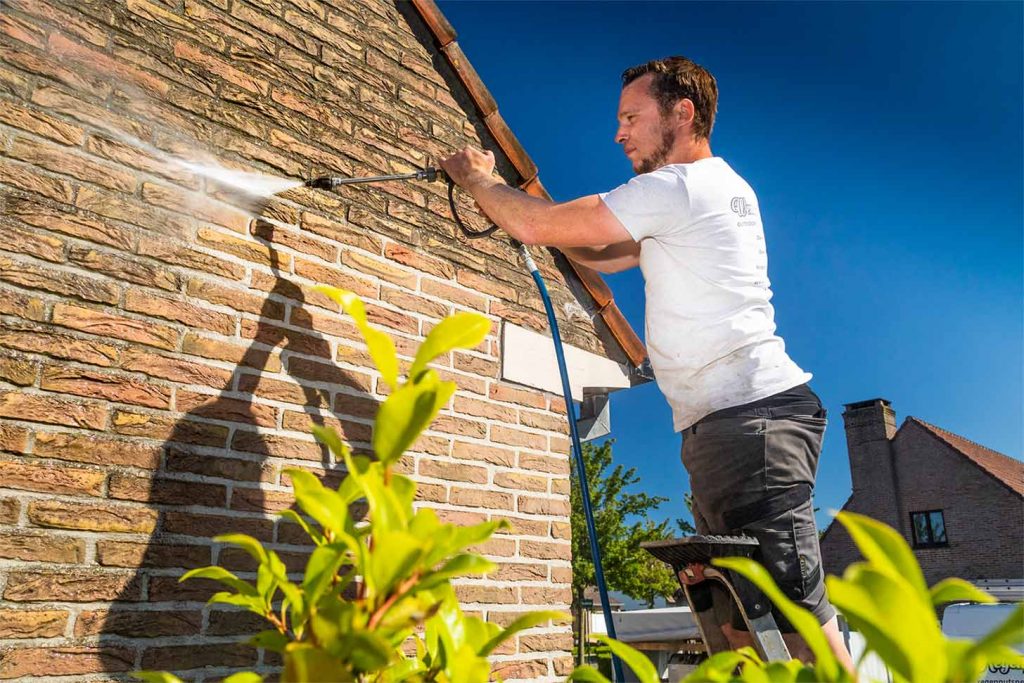 Dak ontmossen - Dakreiniging zonder druk | De Mosgigant